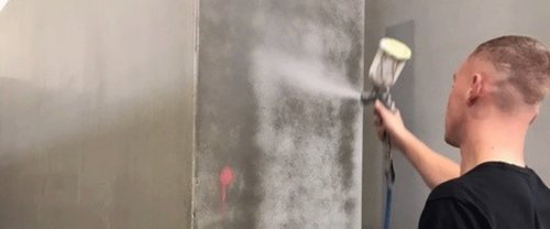 Demonstratie op locatie van de Emcefix Spachtel F - MC-Bauchemie